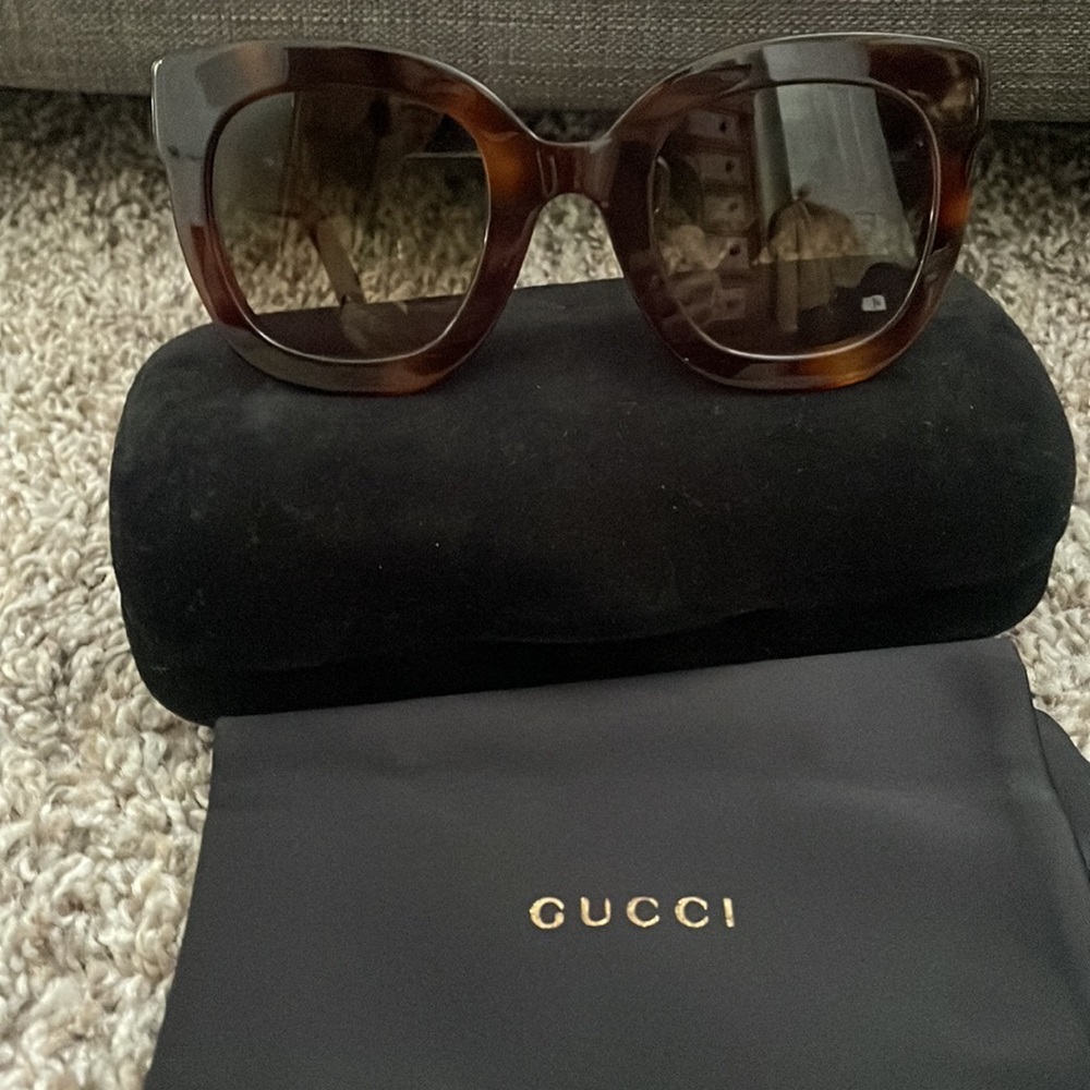 Gucci Tortoise Shell, With Gold Accent Sunglasses. - Gem